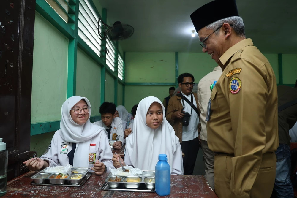 Siswa Pontianak Lahap Nikmati Makan Bergizi Gratis