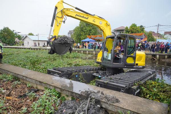 Uji Coba Eskavator Amfibi Bersihkan Parit Sungai Jawi